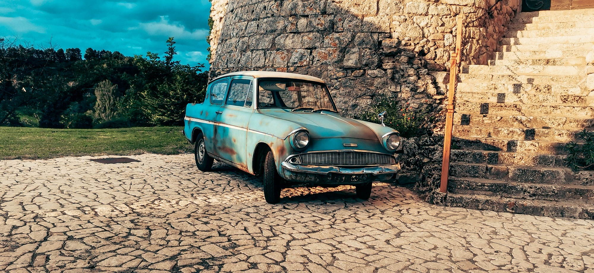 THE FLYING FORD ANGLIA • En-phaz • Location • Envolez-vous!