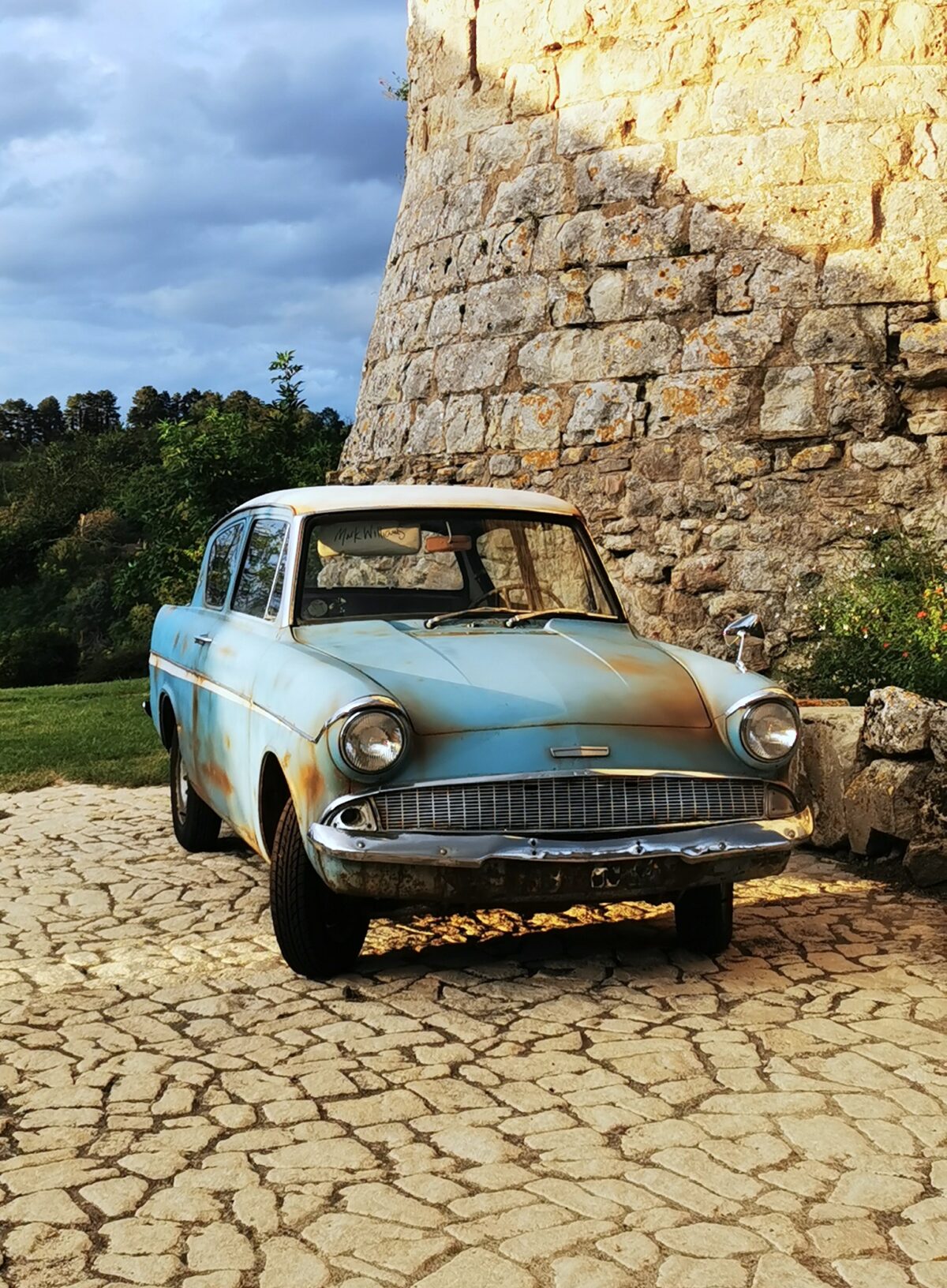 THE FLYING FORD ANGLIA • En-phaz • Location • Envolez-vous!